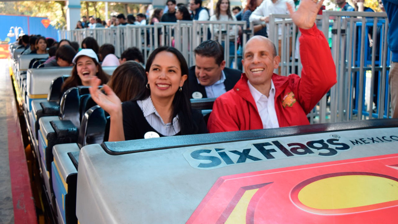 Presidente de Six Flags visita México - Juegos Juguetes y Coleccionables